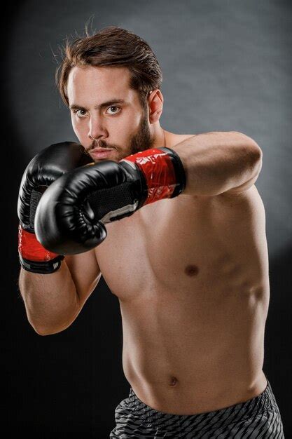 Un Hombre Con Guantes De Boxeo Un Hombre Boxeando Sobre Un Fondo Negro El Concepto De Un Estilo