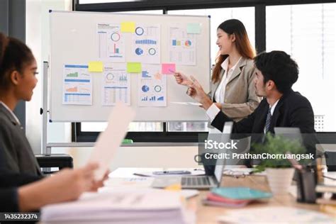사무실 회의 세미나에서 다양한 기업 팀에 플립 차트로 프레젠테이션을 하는 여성 프로젝트 관리자 20 24세에 대한 스톡 사진 및 기타 이미지 Istock