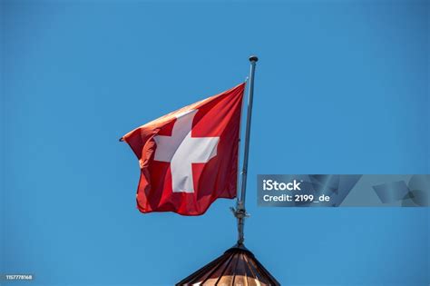 Gambar Bendera Swiss Bertiup Angin Di Depan Langit Biru Foto Stok
