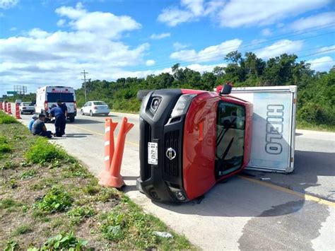 Se vuelca camión con hielo en la carretera Playa del Carmen Tulum
