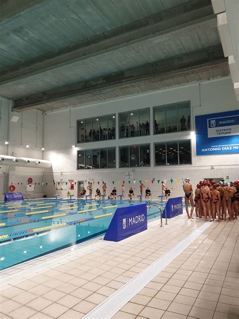 El VI Torneo de Navidad de Natación en Tetuán reúne a 150 participantes