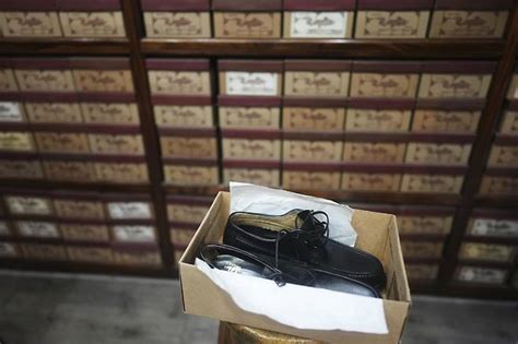 ‘명품 구두 대신 평범한 검정단화···교황이 늘 찾았던 단골 신발가게 재조명