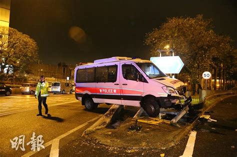 警車趕往交通意外現場途中跣軚 告士打道失控撞壆 09 15 20230326 港聞 即時新聞 明報新聞網