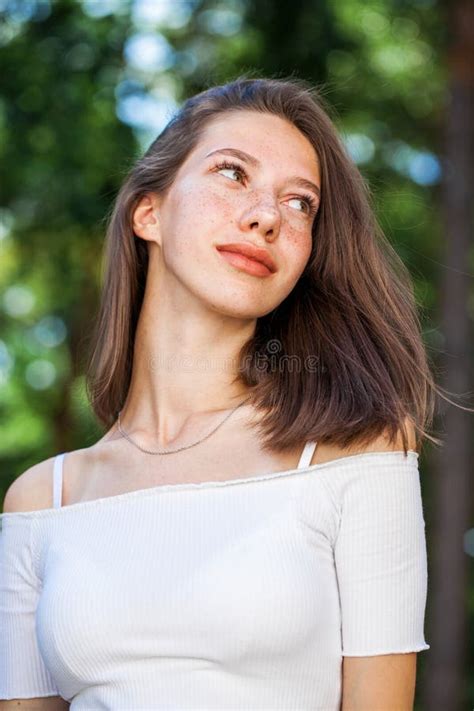 Jovencita Y Hermosa De Pelo Pardo Con Pecas En La Cara Imagen De