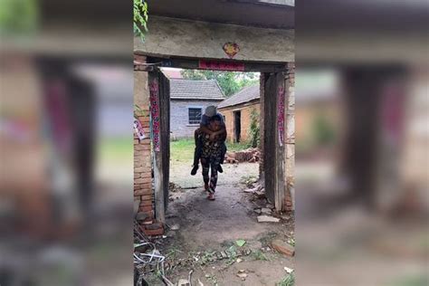 儿子再不孝，父母都会为他引路 父母 儿子 都会