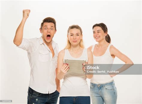 흰색 배경에 흰색 셔츠를 입은 젊은 사업가 팀이 고립되었습니다 두 명의 소녀와 남자로 구성된 팀은 행복하고 이기고 계획하고 논쟁하고 토론하고 화나게하고 무언가를 이깁니다 흰