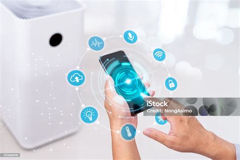 가상 화면 개념에 홈 스마트 및 기술 남자는 인터넷을 통해 스마트 홈에 대한 응용 프로그램 조정 및 설정에 온라인으로 스마트 폰