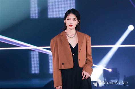 若月佑美、胸元ざっくり大人の着こなし クールにランウェイ：rakuten Girlsaward 2023 S S【エンタメ】