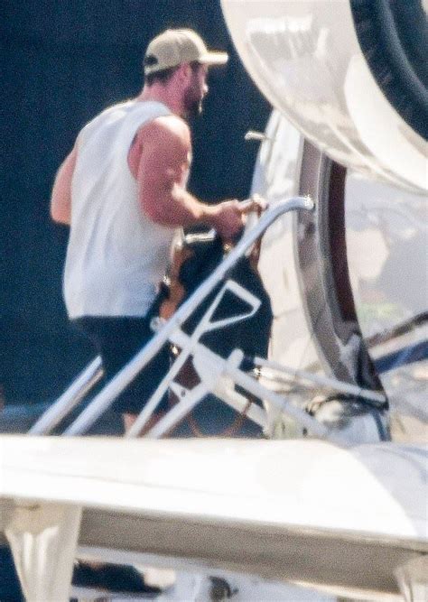 Chris Hemsworth Charters A Private Jet To Fly Home To Byron Bay Chris