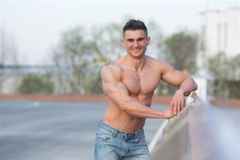 Gli Sport Equipaggiano All Aperto Con Un Torso Nudo Fotografia Stock Immagine Di Europeo