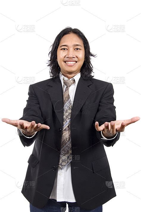 男子举起手来