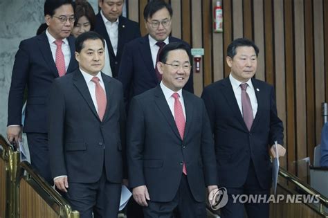 원내대책회의 입장하는 주호영 연합뉴스