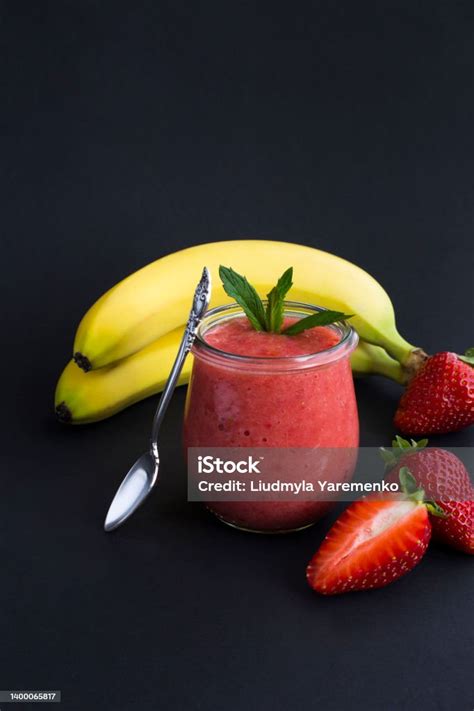 검은 배경의 유리 병에 딸기와 바나나가 들어간 스무디 공간을 복사합니다 과일에 대한 스톡 사진 및 기타 이미지 과일 배경 주제 스무디 Istock