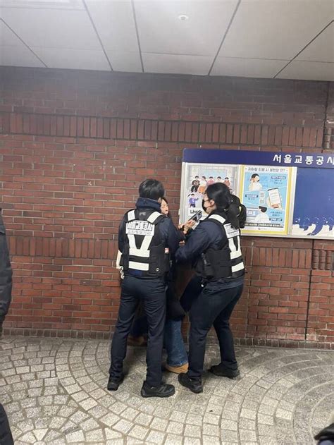 전장연 집회에서 끌려나가는 기자들 모욕감 느껴
