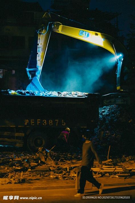 夜间挖掘机作业场景摄影图 工业生产 现代科技 摄影图库 昵图网