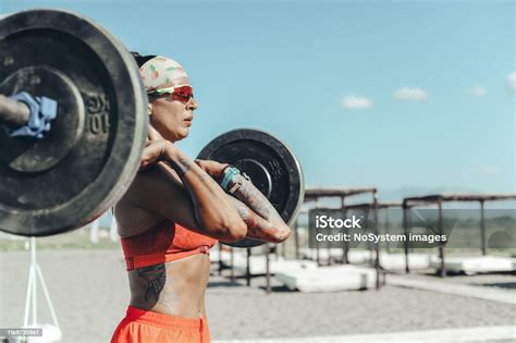 해변에서 운동하는 강하고 자신감 있는 여성 운동 선수 건강한 생활방식에 대한 스톡 사진 및 기타 이미지 건강한 생활방식 결심 근육 강화운동 Istock
