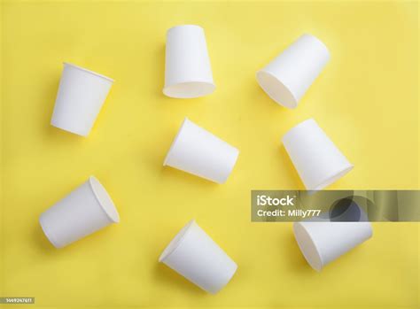 黄色の背景に白い紙の使い捨てカップ上からの眺めフラットレイ カップのストックフォトや画像を多数ご用意 カップ カプチーノ カラー