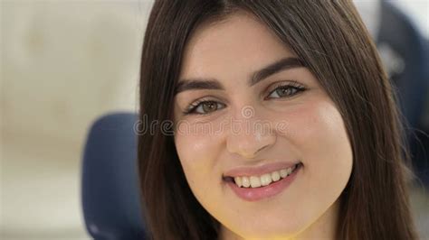 La Vista De Una Joven Morena Muy Bonita Con Una Bonita Sonrisa Blanca De Nieve Metrajes Vídeo