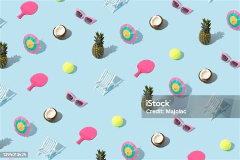 파인애플 코코넛 선글라스 칵테일 우산 테니스 공과 라켓 파란색 배경의 해변 의자 등 콜로프룰 물체가있는 여름 패턴 코코넛에 대한