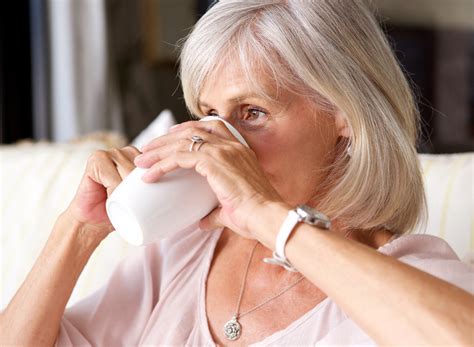 Drinking Habits To Lose Visceral Fat As You Age Say Dietitians