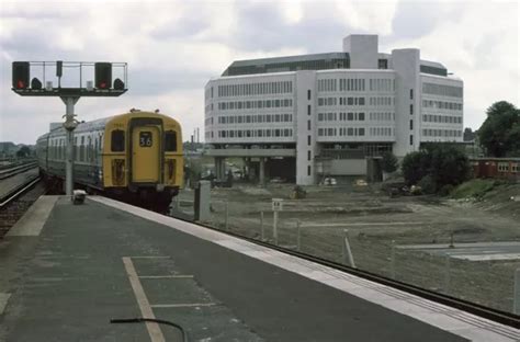 Photo Class 421 Electric Unit Arrives At Reading Railway Station In 1975 £300 Picclick Uk