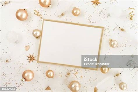 크리스마스 배경 Xmas 또는 새해 금 흰색 장식과 골드 프레임 텍스트에 대한 빈 복사 공간 흰색 배경에 조롱 엽서 또는 초대를위한 휴가 개념 맨 위 보기 0명에 대한 스톡