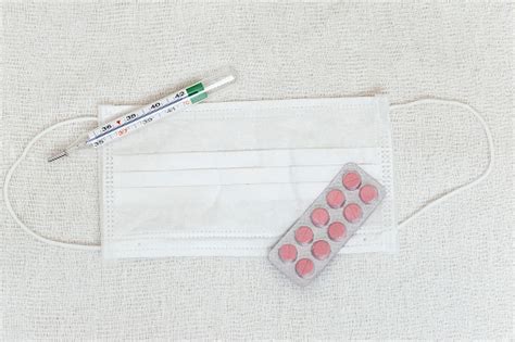 Merscov 또는 중동 호흡기 증후군 코로나바이러스 및 노벨 코로나바이러스 2019ncov의 추상 바이러스 균주 모델은 흰색