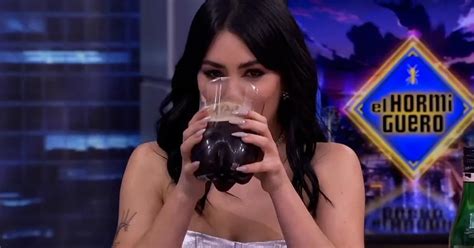 Lali Espósito revolucionó la TV española cortó una botella y armó un fernet con cola en vivo
