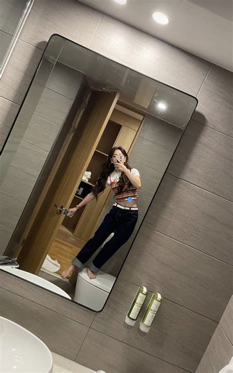화장실 변기위에 올라가도 거울속에 넉넉히 들어가는 그녀의 이름은 이더연 연예인잡담 에펨코리아
