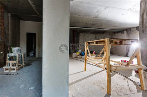 新翻修的通用空办公空间前方有剩余材料高清图片下载 正版图片502872879 摄图网