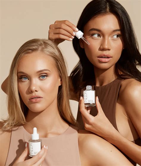 Nuda Hyaluronic Facial Tanning Serum Sunlesschateau