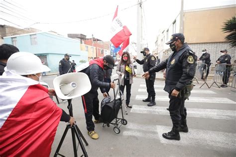 Abimael Guzmán Manifestantes Protestan En Exteriores De La Morgue Del