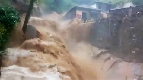 Kolkende Rivieren En Autos Onder Water Na Droogte Nu Noodweer In Griekenland Nu Nl