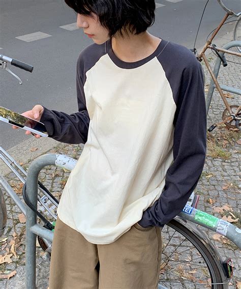 데일리쥬 커론 배색 레글런 긴팔 티셔츠