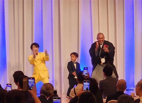 一緒に「ゲッツ」を披露したラミレス氏と芸人のダンディ坂野 スポニチ Sponichi Annex 野球