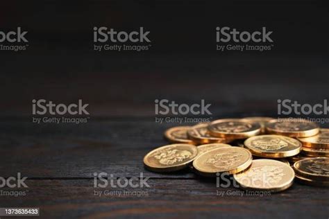 나무 배경에 금화 더미 보물 찾기 나무 테이블에 흩어져 동전 공간을 복사합니다 텍스트에 대 한 배치 동전에 대한 스톡 사진 및