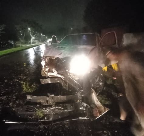 Motorista perde controle do carro capota e arranca árvore do canteiro