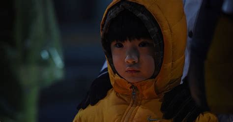 고사리 손으로 든 촛불 포토