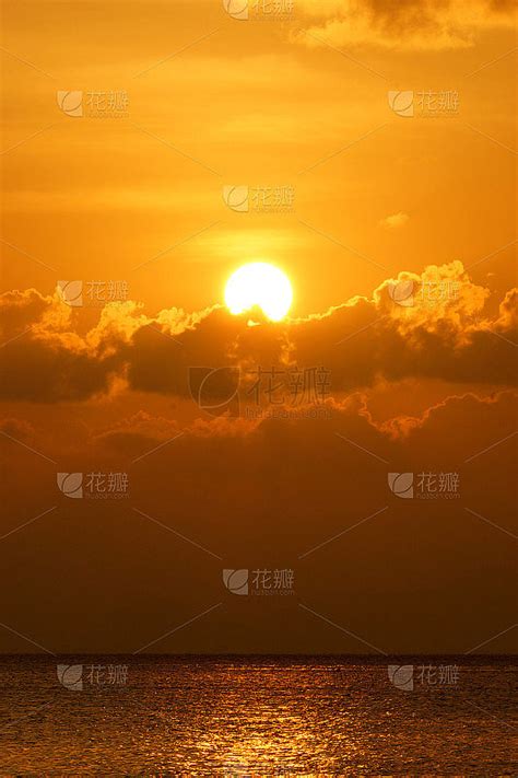 黄昏时湖面上的日落泰国南部