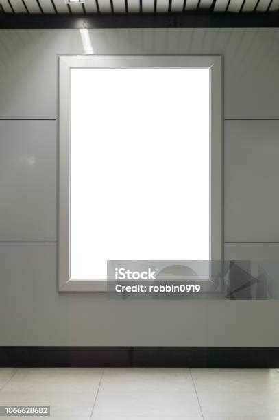거리 벽에 큰 빈 빌보드 배너 자신의 텍스트를 추가 하는 방 도시에 대한 스톡 사진 및 기타 이미지 도시 벽 세로 구도