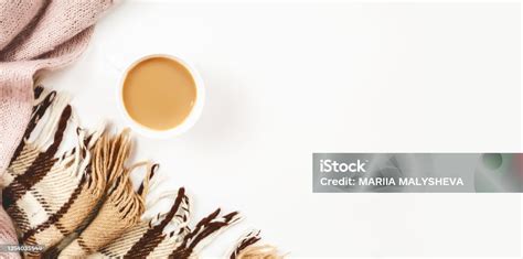 가을 구성 커피 한 잔 격자 무늬 흰색 배경에 스웨터 플랫 레이 상단 뷰 복사 공간 0명에 대한 스톡 사진 및 기타 이미지 Istock