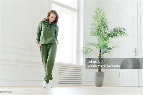 슬림 바디와 활동적인 기쁘게 젊은 여자의 전체 길이 샷 운동복의 주머니에 손을 유지 심장 운동을 하 고 준비에 초점을 맞추고 모습을 결정 했다 실내 운동 필 라 테 스 30