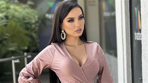 Martha Briano Posó Con Un Mini Vestido Fucsia Y Derrochó Estilo En
