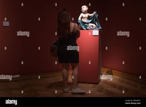 Un Angel Con La Cabeza De San Juan Bautista Hi Res Stock Photography