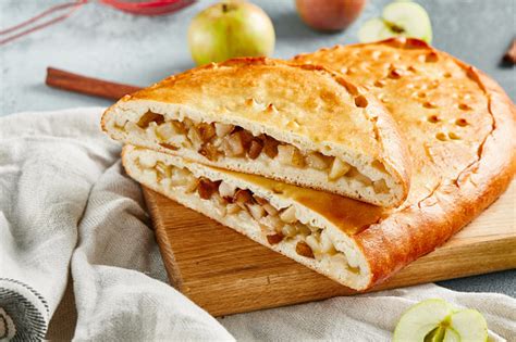 달콤한 패스트리 콘크리트 배경에 사과와 배가 든 파이 나무 보드에 소박한 스타일의 애플 파이 사과 파이로 구성 회색 테이블에 배가있는 수제 파이 배에 대한 스톡 사진 및