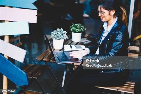 야외에서 세련 된 커피숍에 앉아 무선 4g 인터넷 연결에 연결 된 현대 노트북 컴퓨터의 키보드에 텍스트 정보를 입력 하는 광학