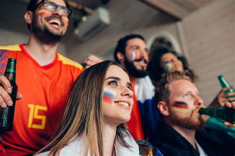 러시아 여자 축구 팀 팬 친구와 함께 Tv에서 경기를 보고 스포츠에 대한 스톡 사진 및 기타 이미지 스포츠 팬 사람의 역할 Championship Istock