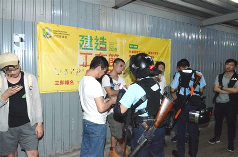 【逃犯条例】九龙湾防暴警察上巴士搜捕示威者 过百人到场抗议 星岛日报