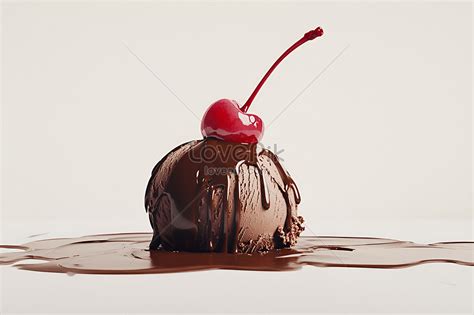 체리를 곁들인 아이스크림 소스