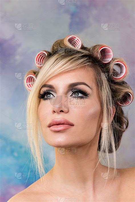 肖像迷人的女孩在卷发器